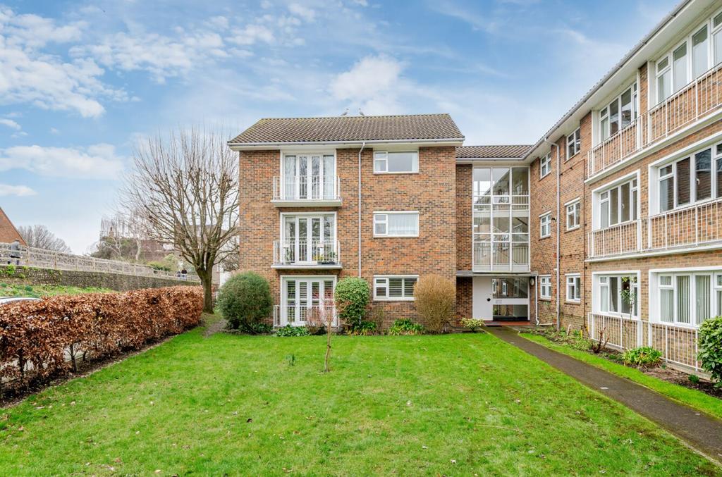 North Walls, Regnum Court, PO19 2 bed flat - £275,000