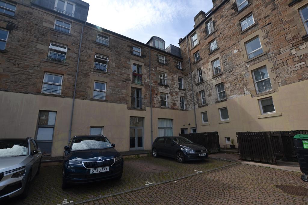 Hermand Crescent, Slateford... 2 bed flat - £1,250 pcm (£288 pw)