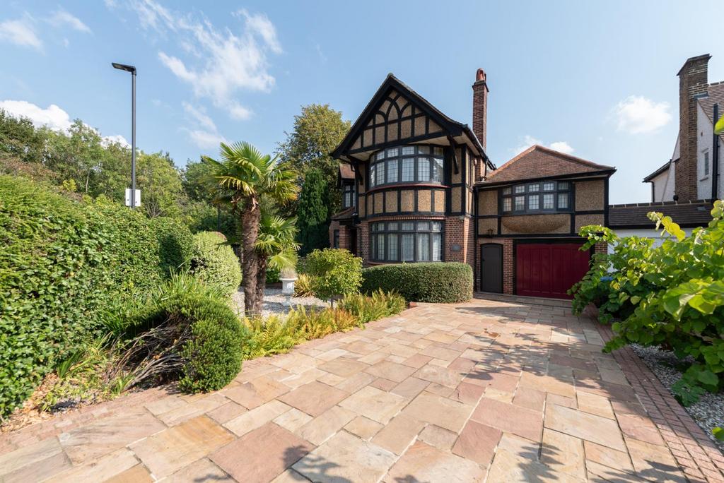 Bourne Avenue, London N14 5 bed detached house - £4,350 pcm (£1,004 pw)