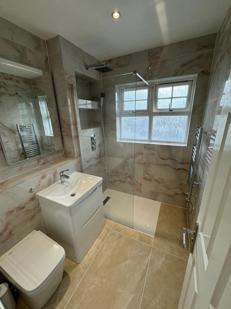 Rose Bates Drive, London NW9 5 bed townhouse - £3,495 pcm (£807 pw)