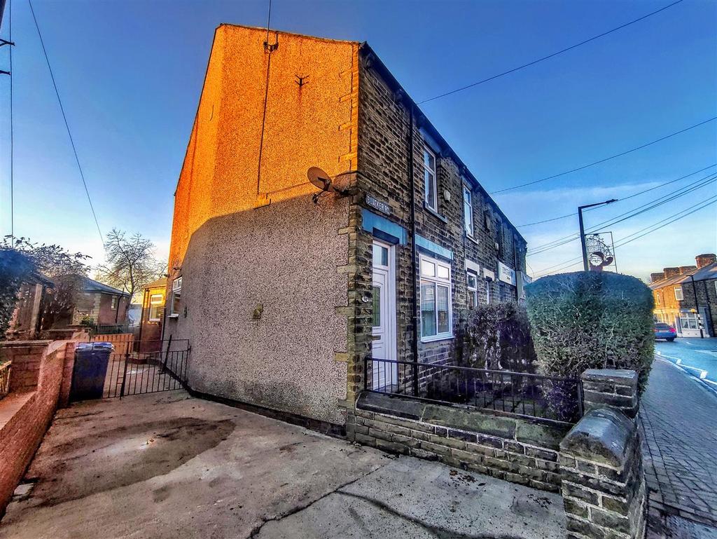 Blacker Road, Mapplewell, Barnsley 2 bed end of terrace house - £110,000