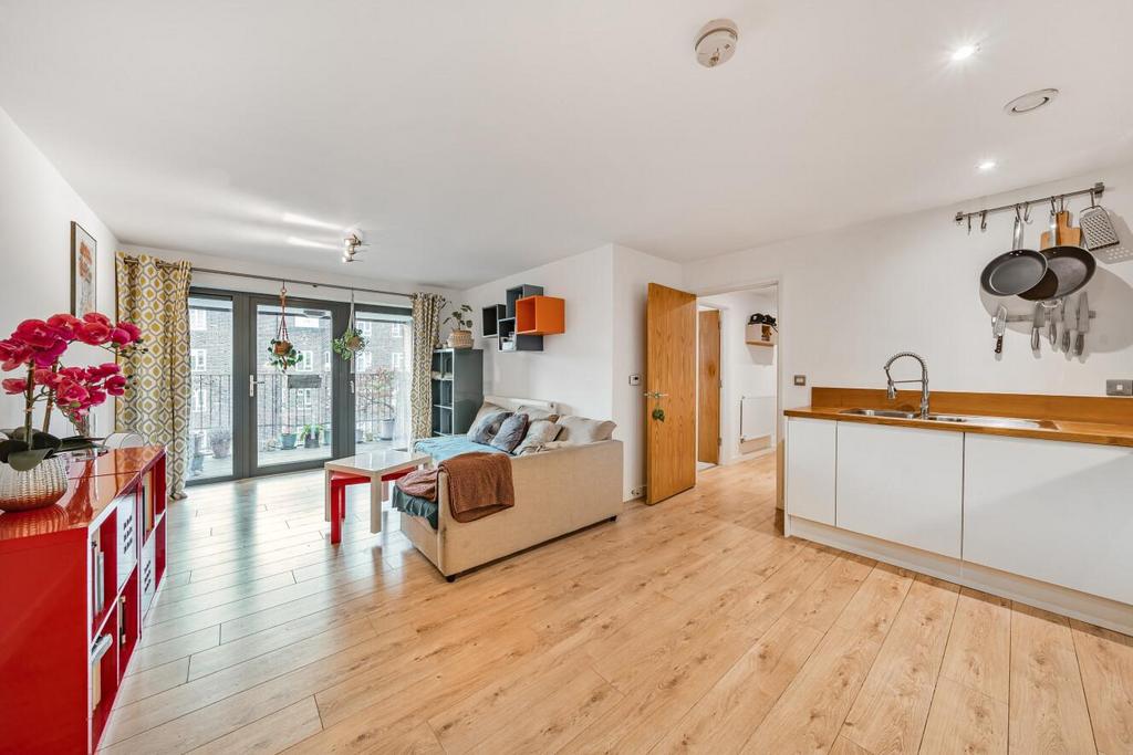 Cowley Road, Oval, London, SW9 2 bed flat - £525,000