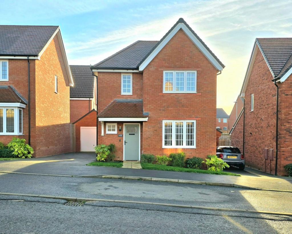 Home Farm Drive, Buckton Fields, NN2 8ES 3 bed detached house - £355,000