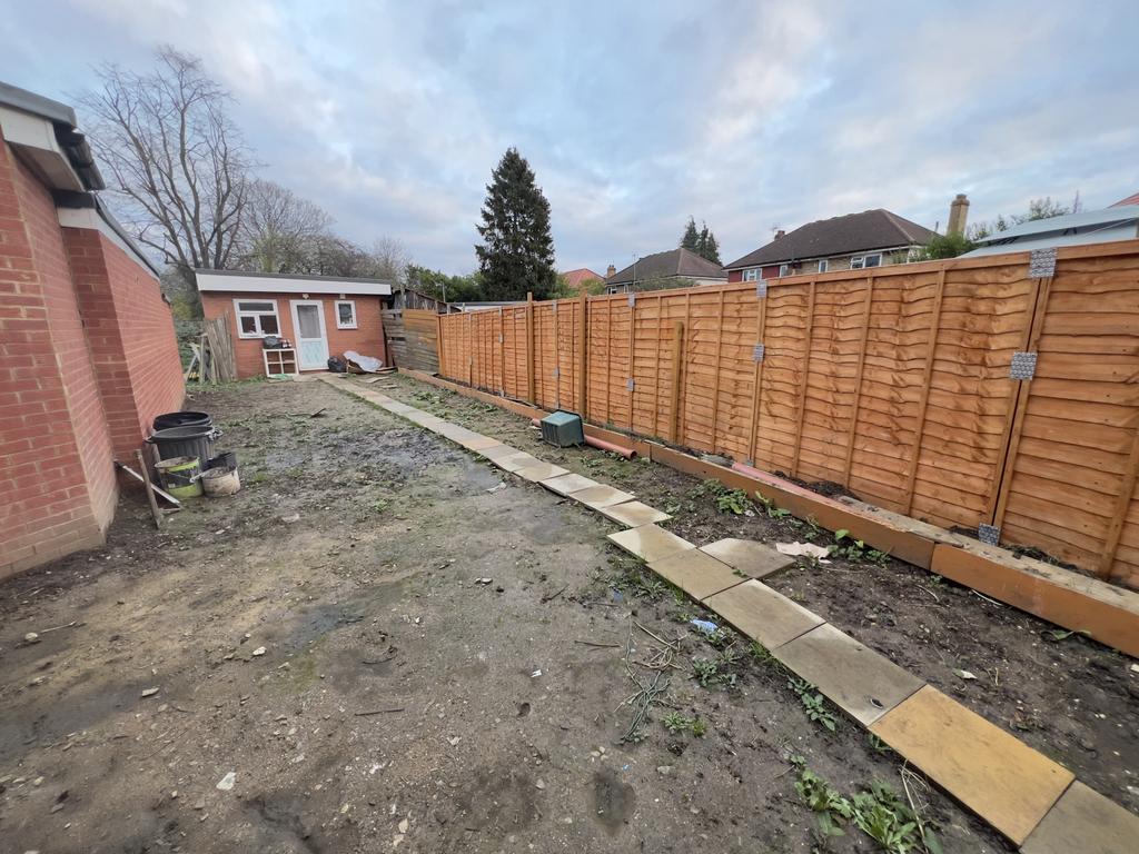 Trinity Close, Hounslow, TW4 2 bed semi-detached house - £2,100 pcm (£ ...
