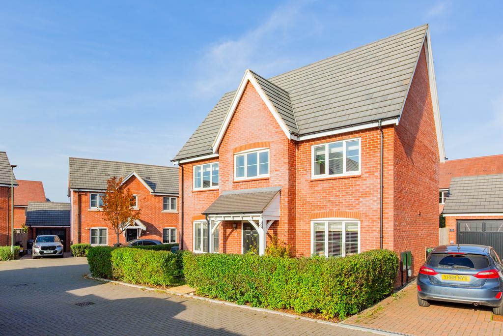 Greenfinch Close, Hunts Grove... 4 bed house - £425,000