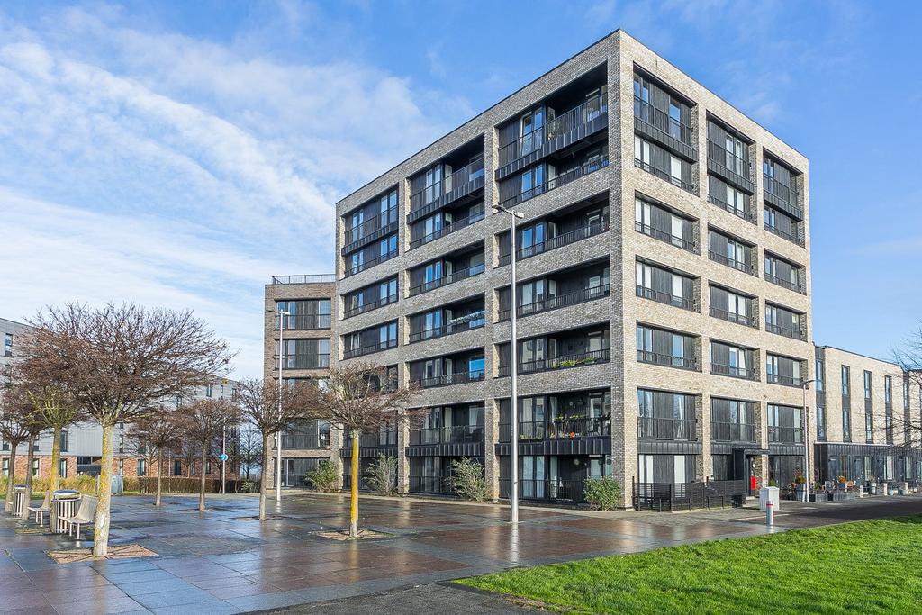Waterfront Avenue, Edinburgh, EH5 2 bed flat for sale - £235,000