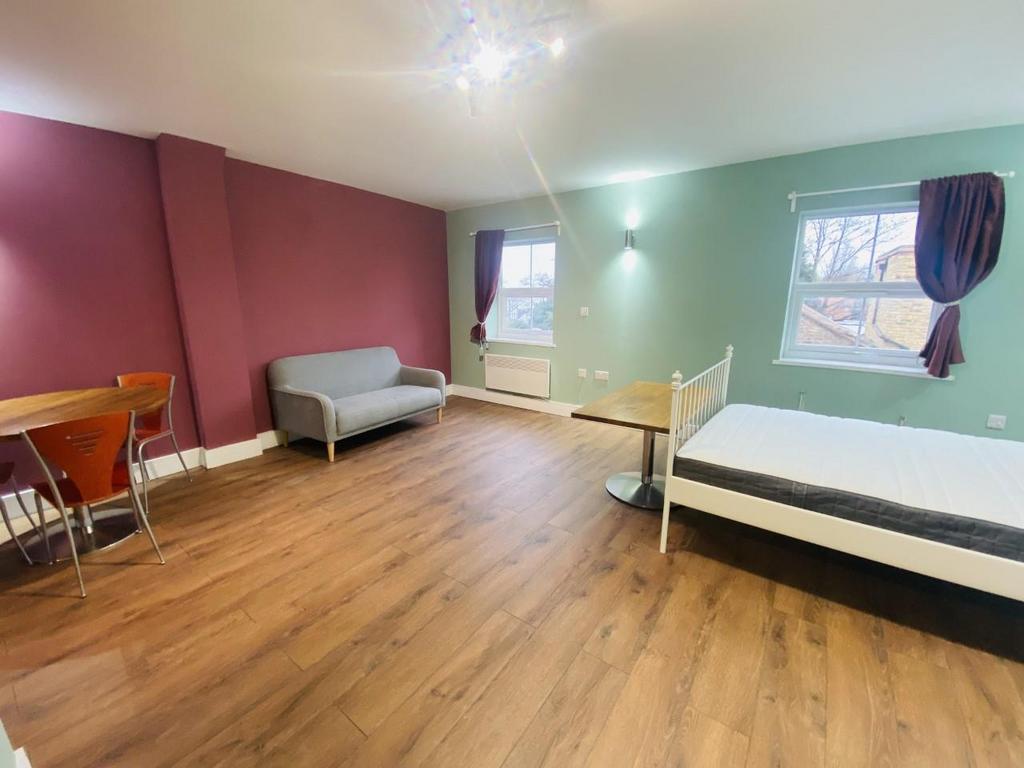 The Mall Ealing Studio - £1,350 pcm (£312 pw)