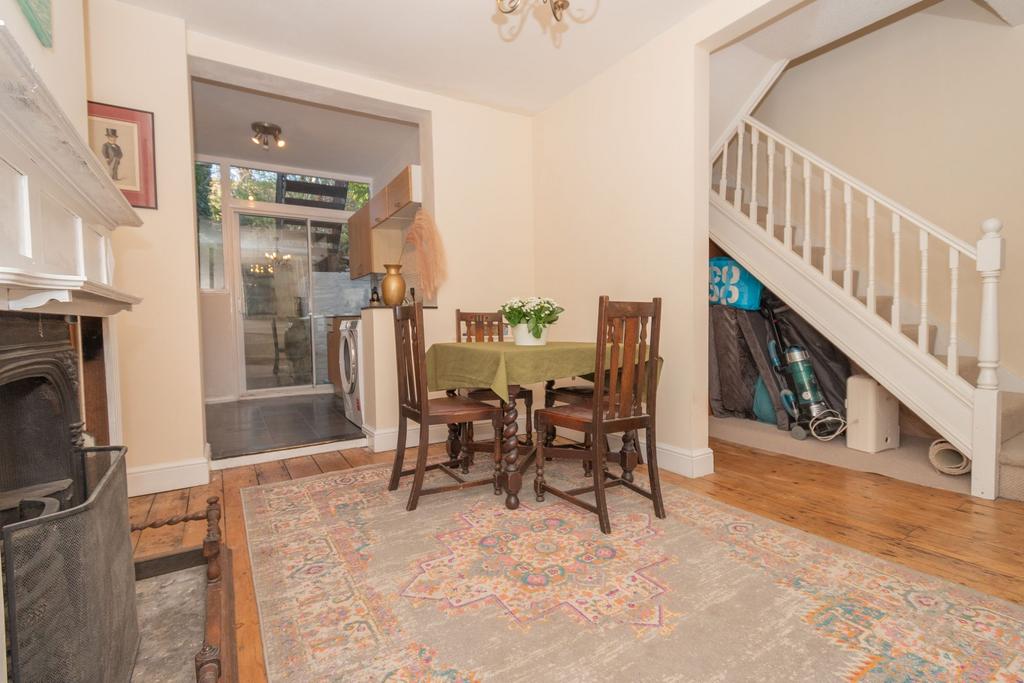 6 Codrington Road, Ramsgate, CT11 3 bed flat for sale - £200,000