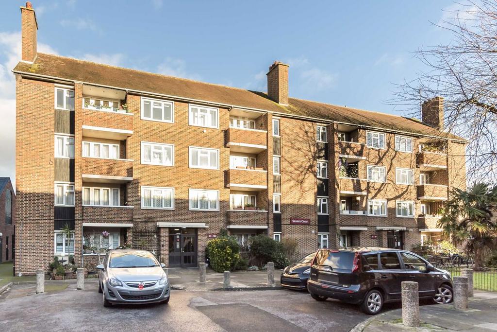 Grove Road, London SW13 2 bed flat - £1,900 pcm (£438 pw)
