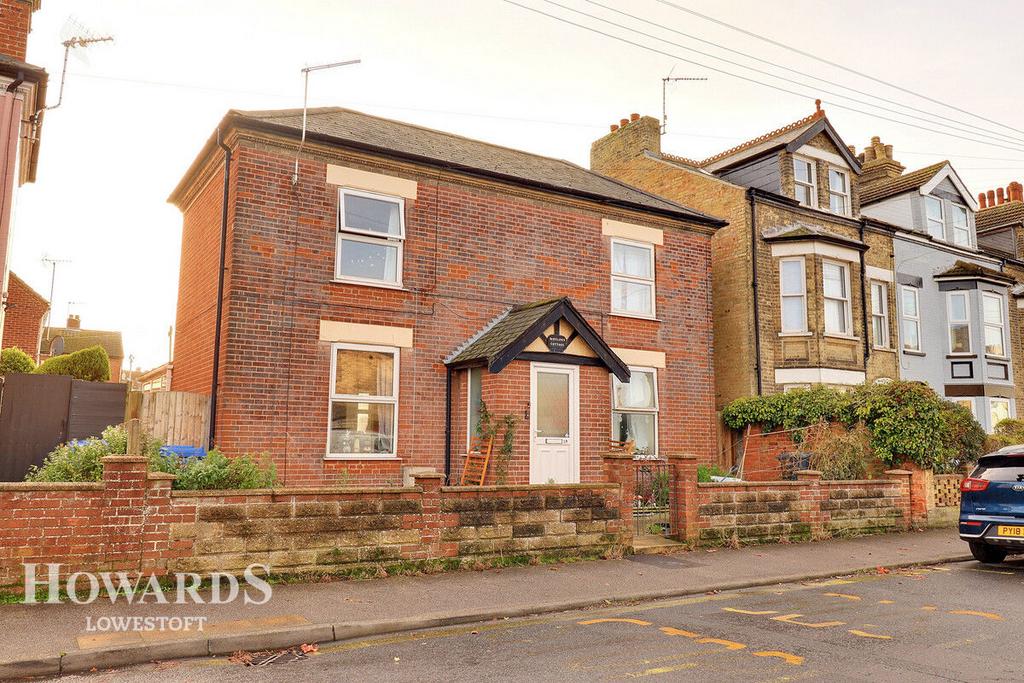 Carlton Road, Lowestoft 3 bed detached house - £240,000