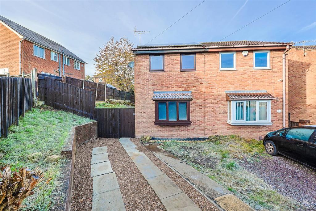 Thorpe Close, Chesterfield 2 bed semi-detached house - £155,000