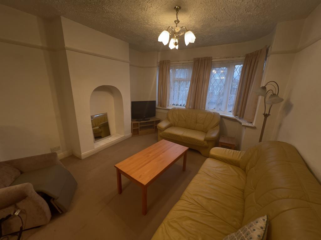 Park Lane, Hayes, UB4 2 bed semi-detached house - £1,900 pcm (£438 pw)