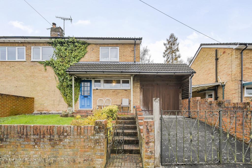 Crisp Road, Oxfordshire RG9 2 bed semi-detached house for sale - £450,000