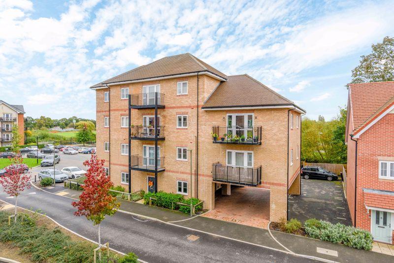 Bell Farm Way, Hersham, Walton on... 1 bed apartment - £305,000