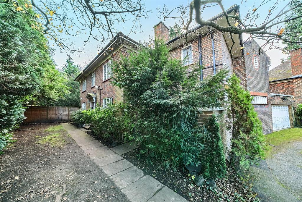 Warren Road, Bushey WD23 5 bed detached house - £1,280,000