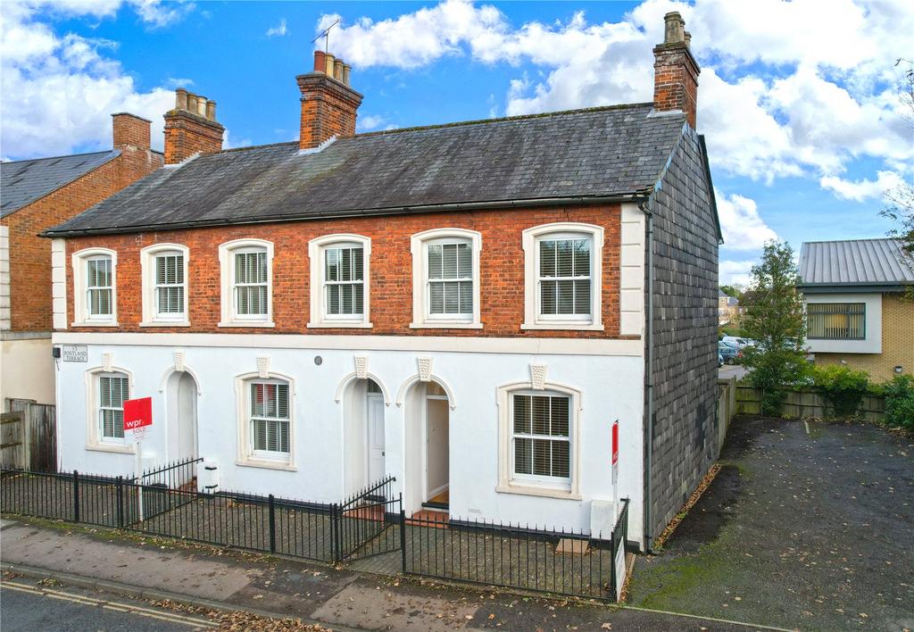 Hale Road, Farnham, Surrey, GU9 2 bed terraced house - £425,000