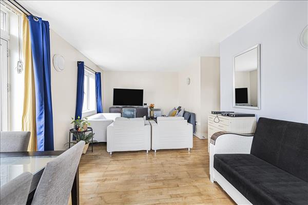 Peckham Grove, London, SE15 2 bed apartment for sale - £325,000