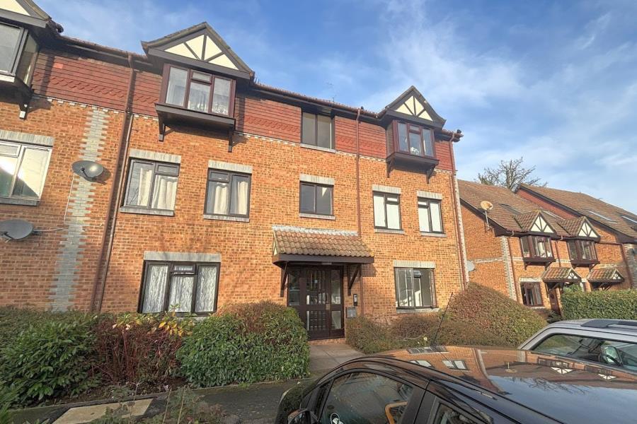 Tintagel Way, Woking GU22 2 bed flat - £1,450 pcm (£335 pw)