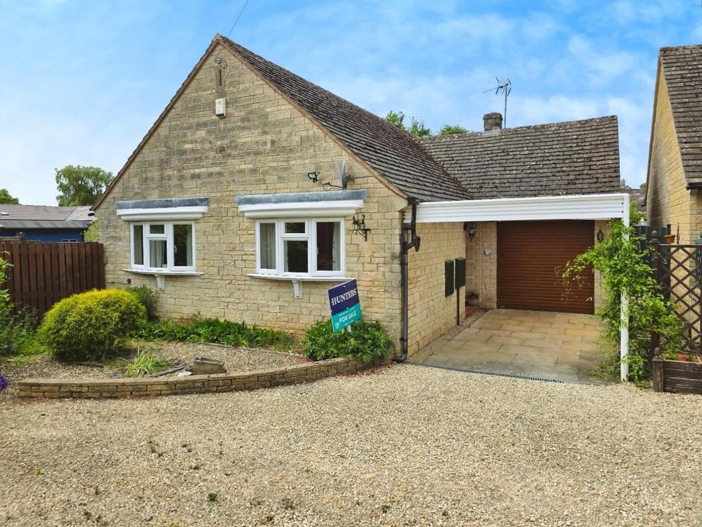 Farmcote Close, Eastcombe, Stroud 2 bed detached bungalow - £390,000