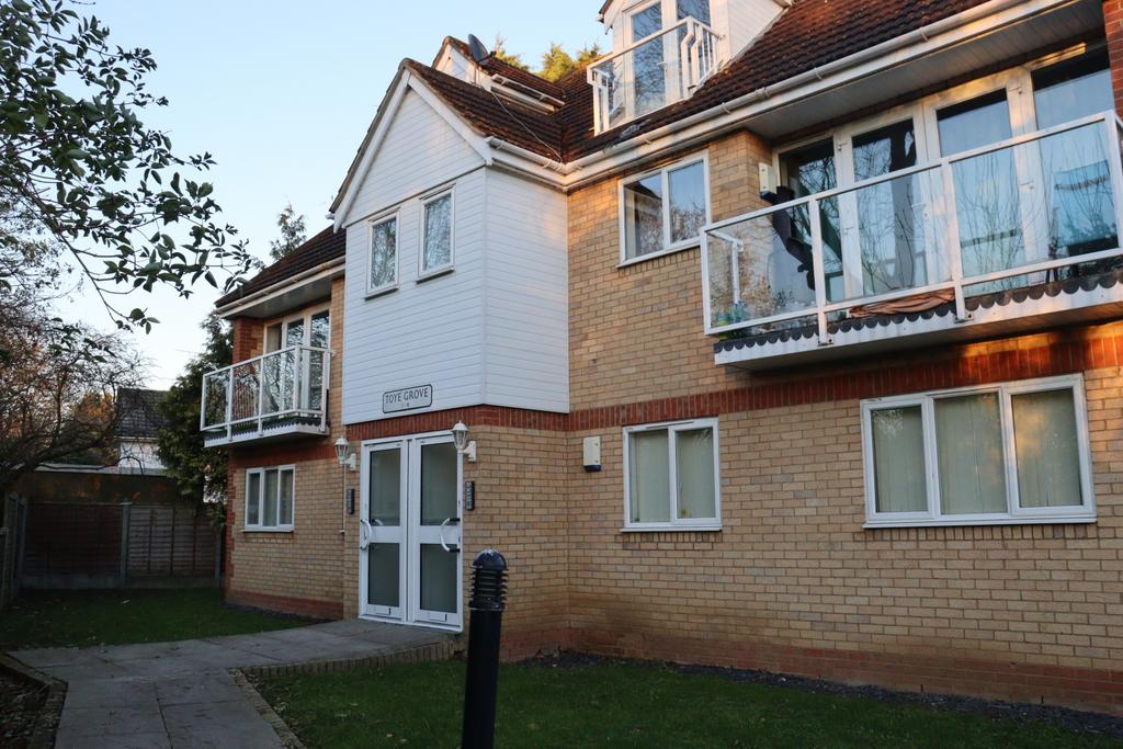 Hardy Road, Basildon, Essex, SS14 2 bed apartment - £1,050 pcm (£242 pw)