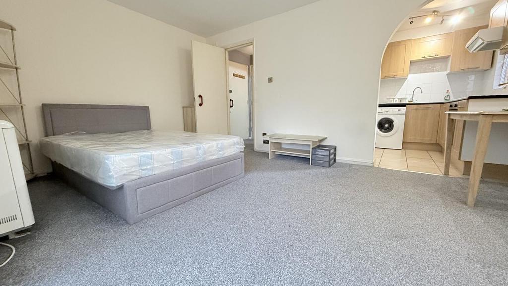 Harp Island Close, Neasden, London Studio - £1,150 pcm (£265 pw)