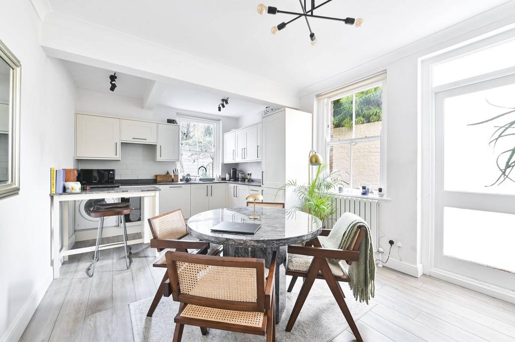 Fulham Palace Road, Bishop's Park... 2 bed flat - £3,000 pcm (£692 pw)
