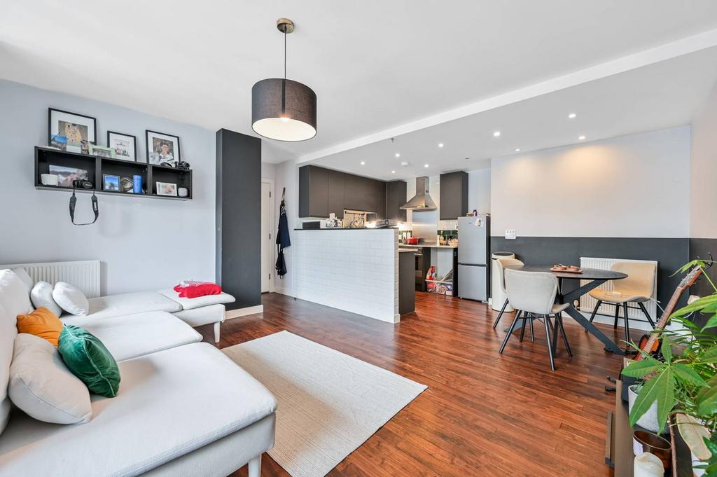 Cradford House South, Palmers Road... 2 bed flat - £2,400 pcm (£554 pw)