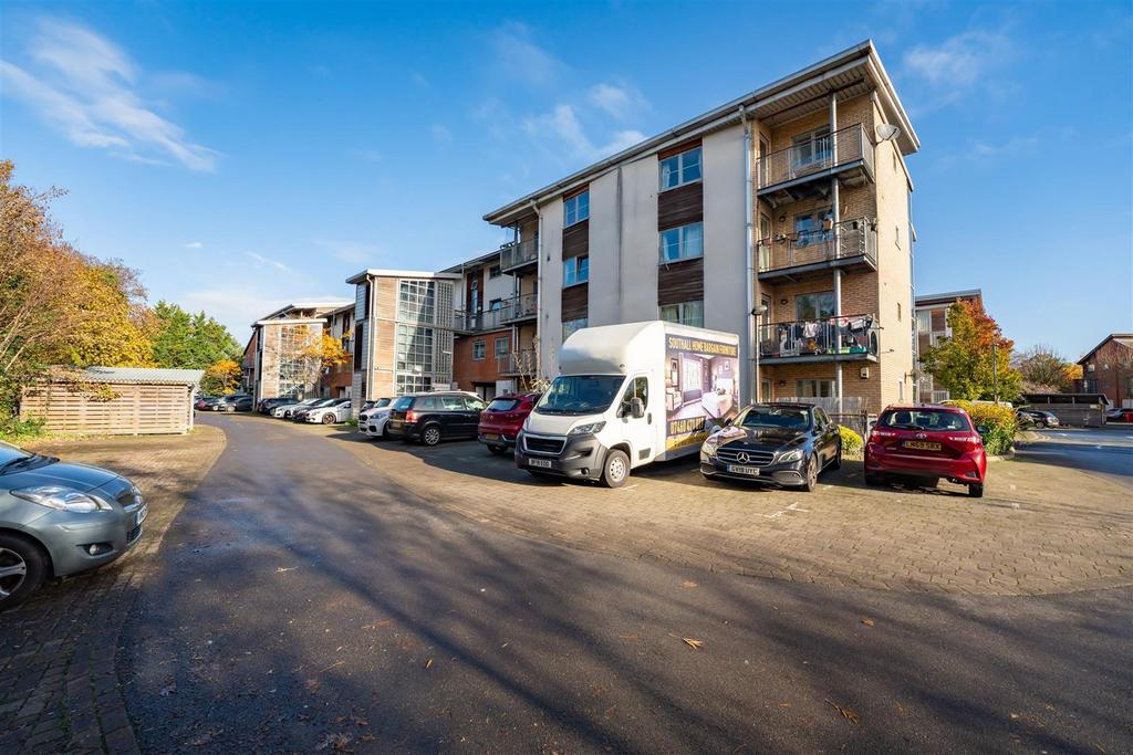 Windmill Road, Slough SL1 2 bed property - £1,650 pcm (£381 pw)