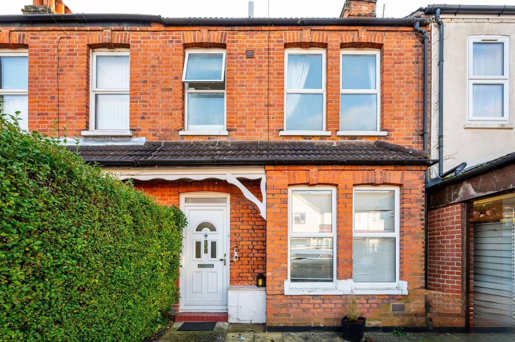 Woking,Surrey, Woking, GU21 3 bed terraced house to rent - £3,150 pcm ...