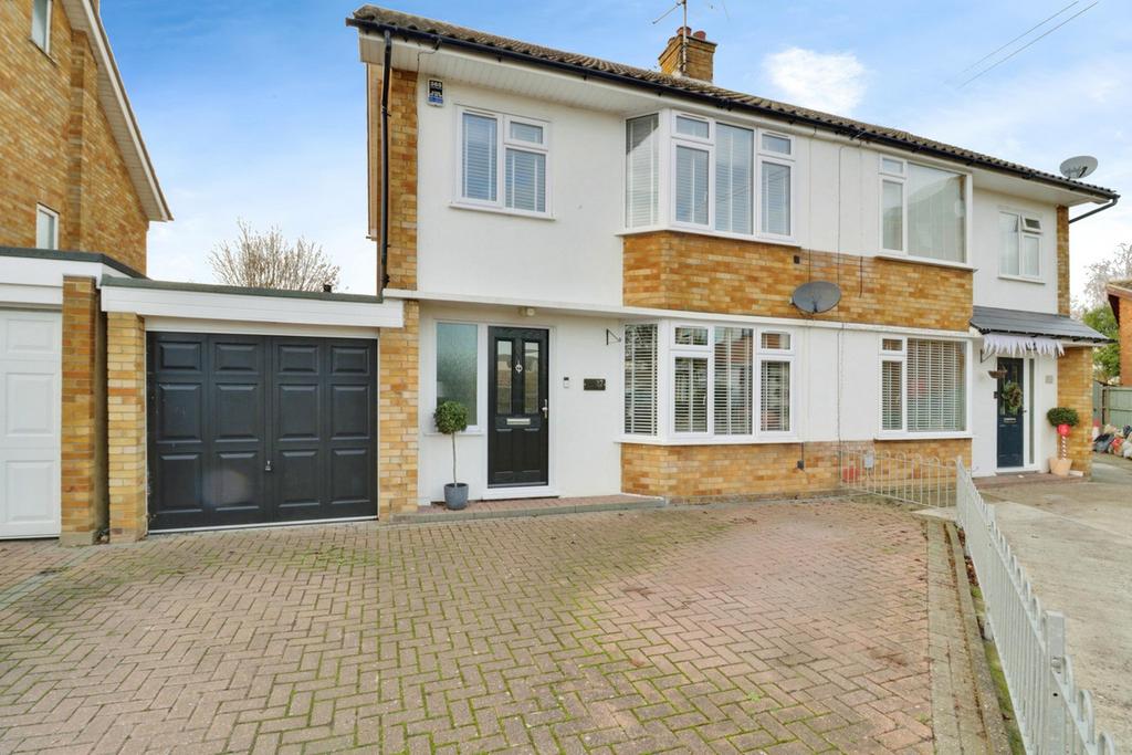 Holt Farm Way, Rochford, SS4 3 bed semi-detached house - £400,000