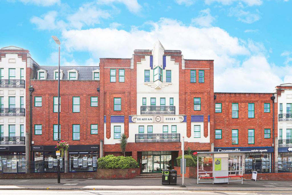 Brabham Court, Worcester Park 2 bed flat - £1,600 pcm (£369 pw)