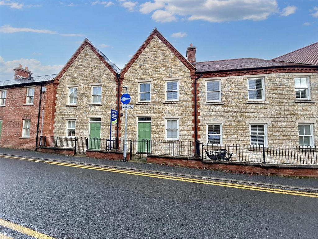 Moat Lane, Towcester 3 bed terraced house - £1,300 pcm (£300 pw)