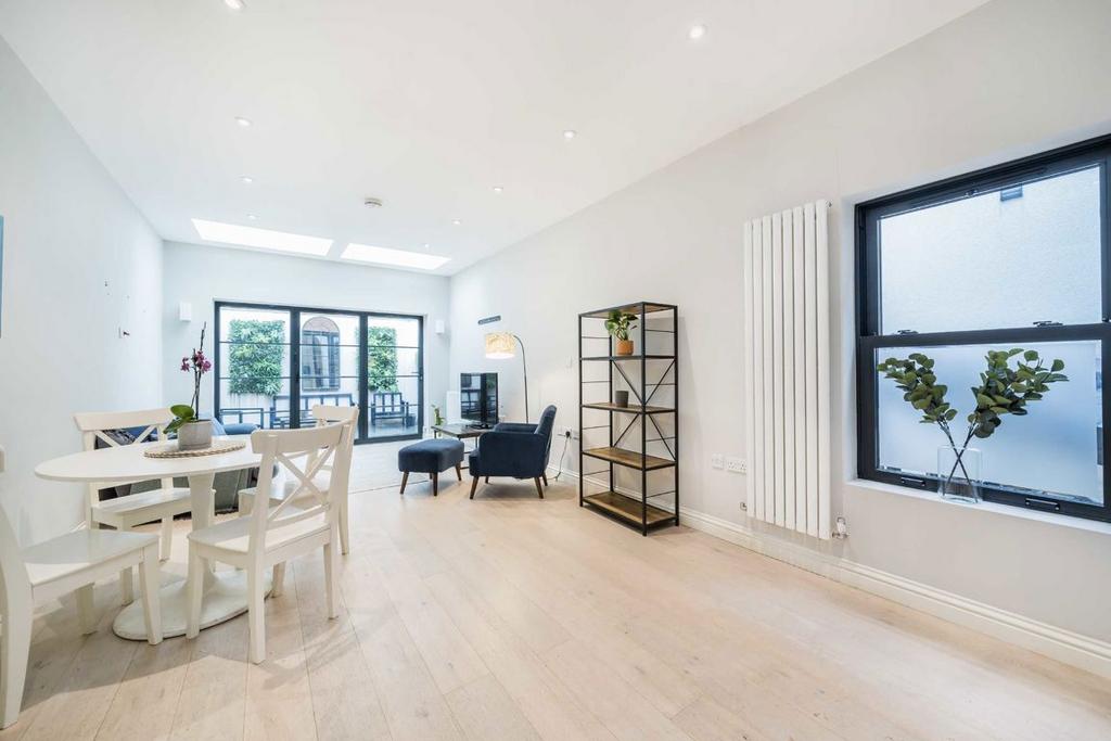 Sellincourt Road, London SW17 2 bed maisonette for sale - £650,000
