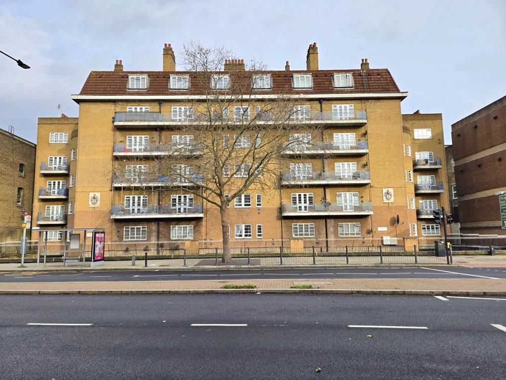 Dock Road, London, E14 8HB 2 bed flat - £350,000
