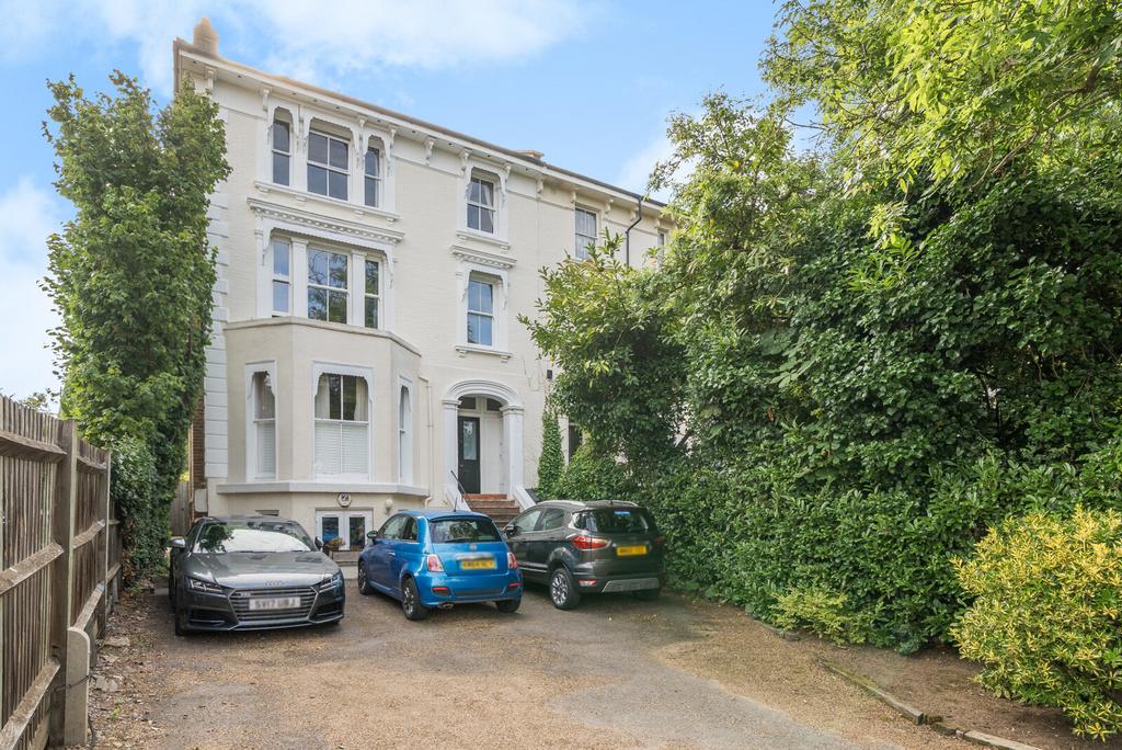 South Bank Terrace, Surbiton, KT6 2 bed flat for sale - £550,000