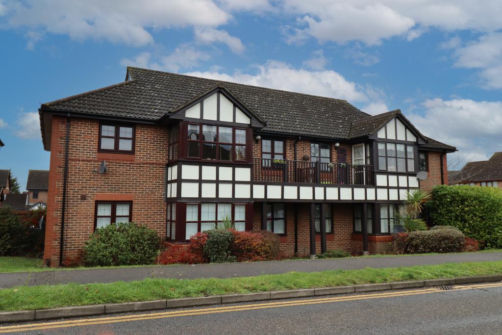 Celedon Close, Grays RM16 2 bed apartment for sale - £250,000