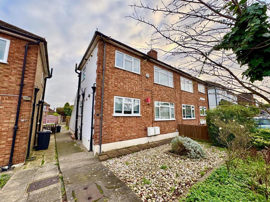 Rushdean Court, Doddinghurst Road... 2 bed maisonette - £1,350 pcm (£ ...