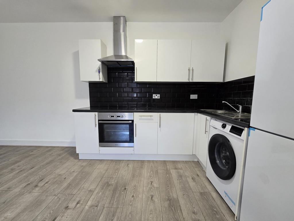 High Street, Slough, SL1 1 bed flat - £1,095 pcm (£253 pw)