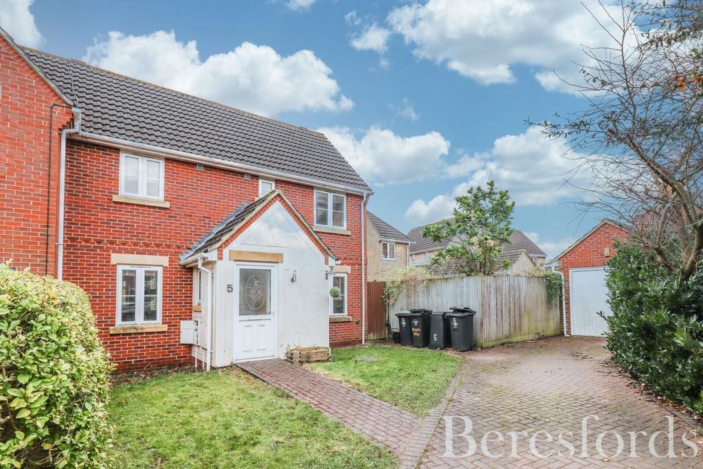 Maple Way, Dunmow, CM6 3 bed semi-detached house - £380,000
