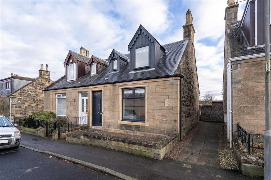 16 Watson Street, FK2 7EX 3 bed semi-detached house - £259,000