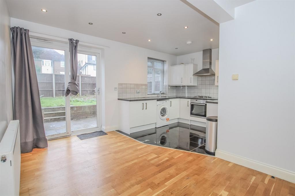 Watford Way, Hendon, NW4 2 bed flat - £1,700 pcm (£392 pw)