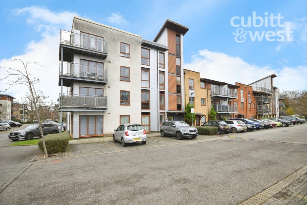 Rampling Court, Commonwealth Drive, RH10 1 bed apartment - £1,250 pcm ...