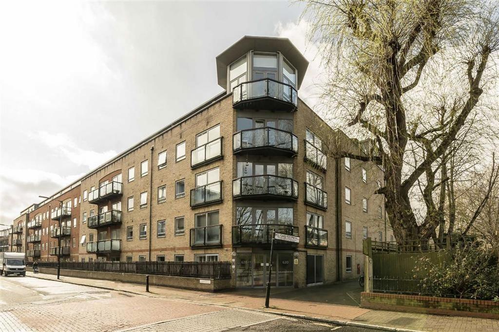Rotherhithe Street, London SE16 2 bed flat - £2,396 pcm (£553 pw)