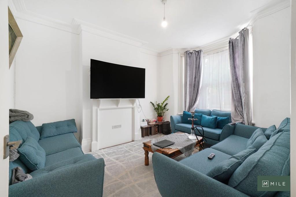 Hillside, London NW10 3 bed apartment - £1,950 pcm (£450 pw)