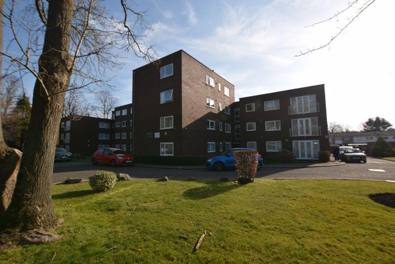 Chesswood Way, Pinner 2 bed apartment to rent - £1,950 pcm (£450 pw)