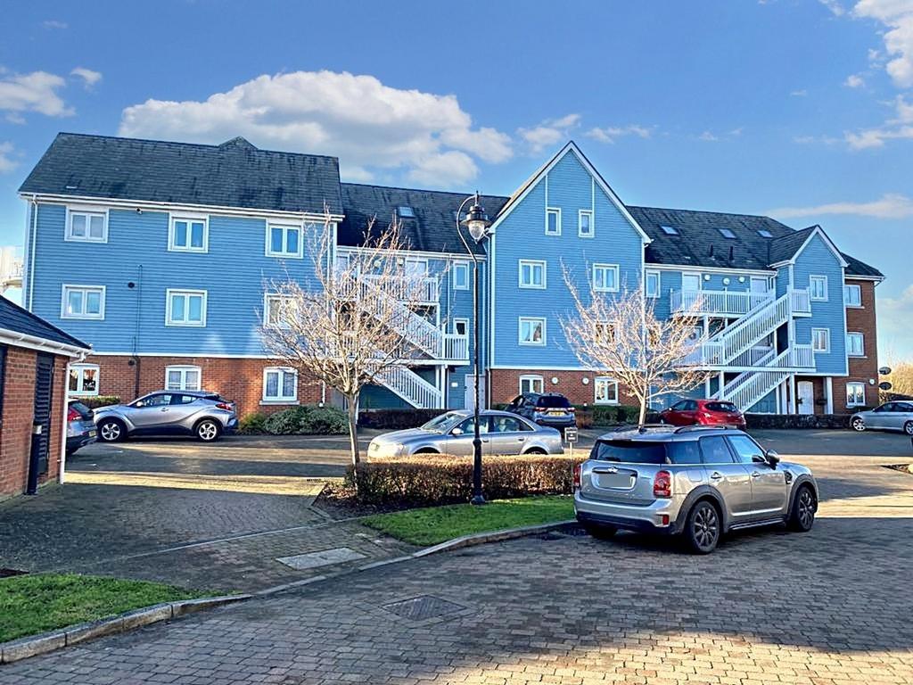 The Lakes, Larkfield, ME20 2 bed flat - £280,000