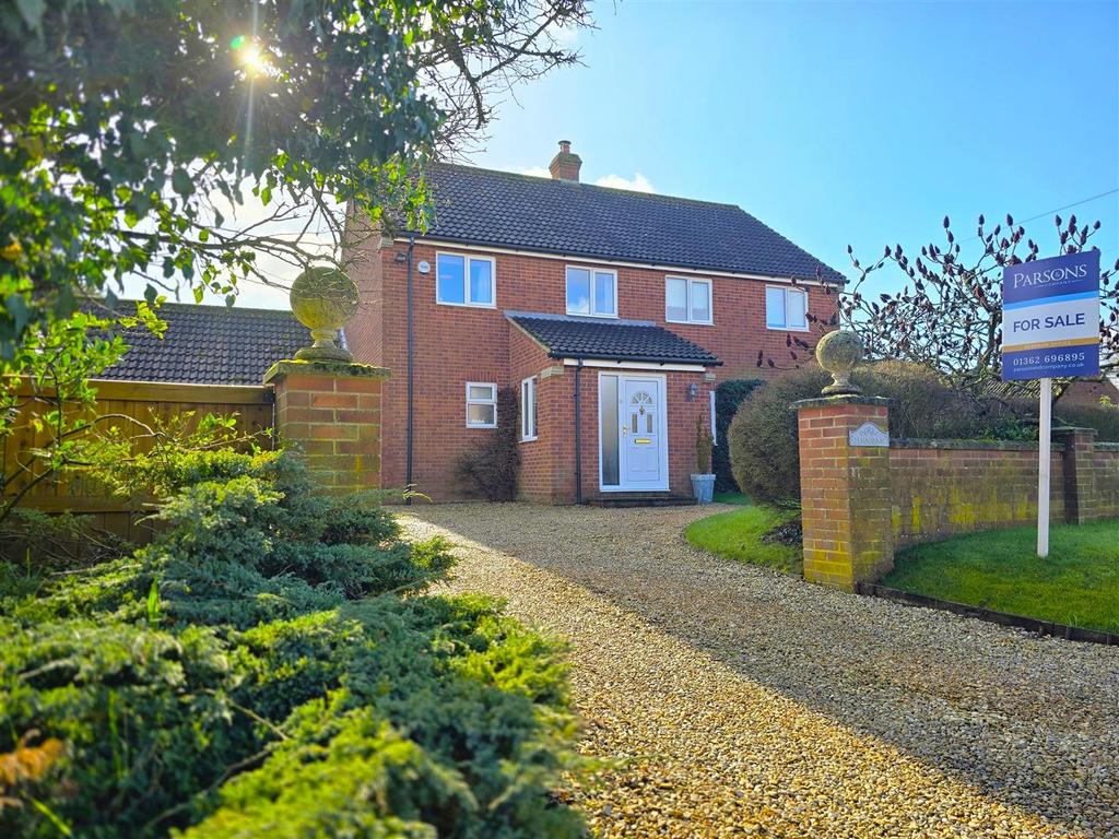Norwich Road, Yaxham, Dereham 4 bed detached house for sale - £450,000