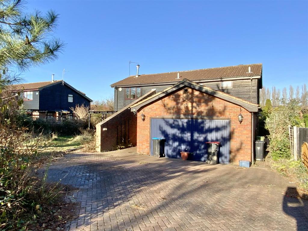 Colesbourne Drive, Downhead Park... 5 bed detached house - £575,000