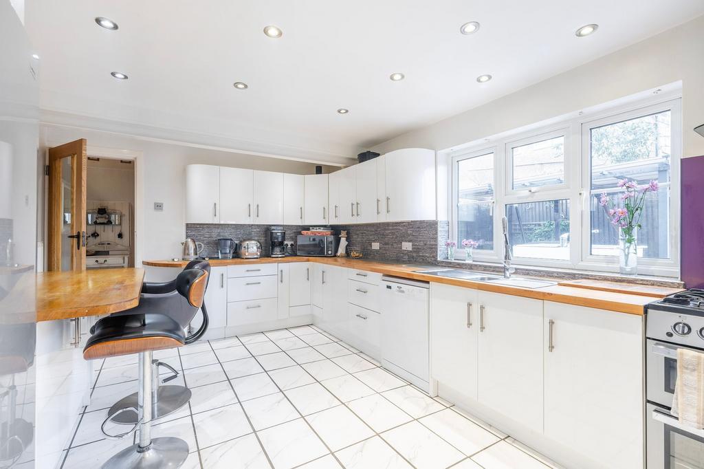Victoria Road, Lowestoft 4 bed semi-detached house - £370,000