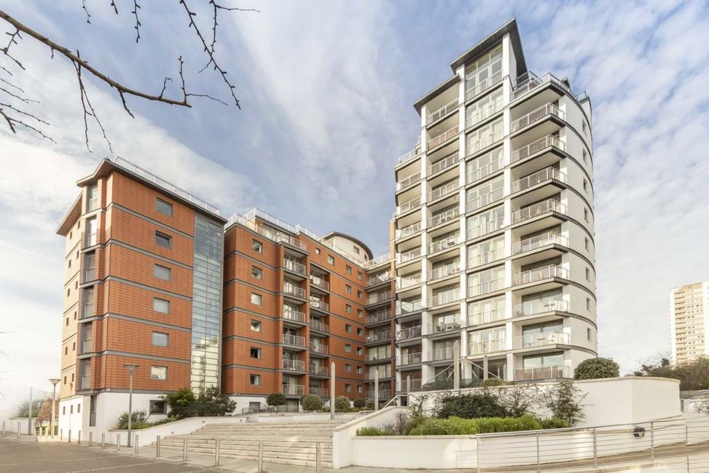 Holland Gardens, Brentford TW8 2 bed flat - £2,097 pcm (£484 pw)